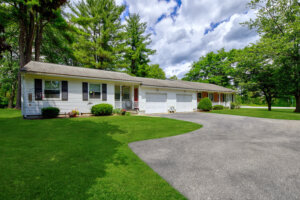 Olde Coach Manor Apartments - Queensbury, NY